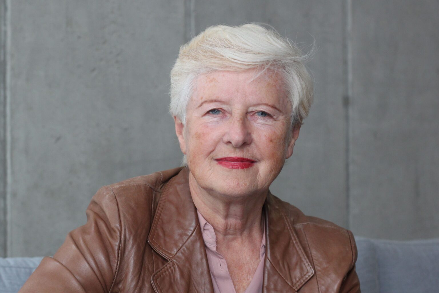 Anna Hogenová | Co nás drží pod krkem